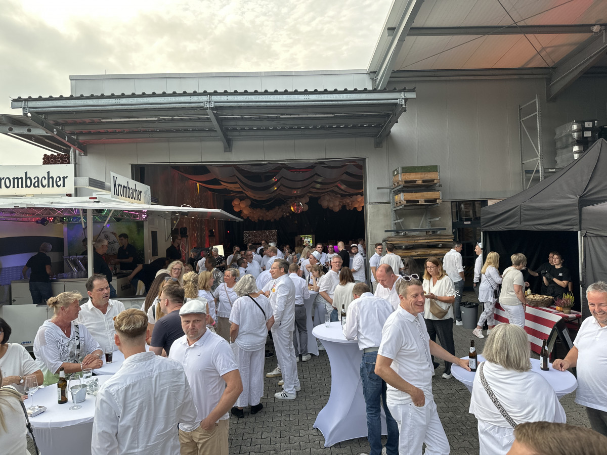 White & Bling, Bling, Bling: Ein Sommerfest voller Glanz und ein ...